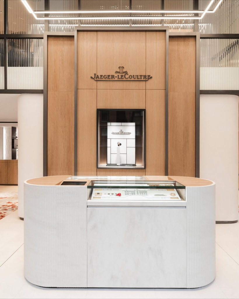 Luxury Watch Display Trends 2025: Smart Tech, Sustainability & Immersive VM