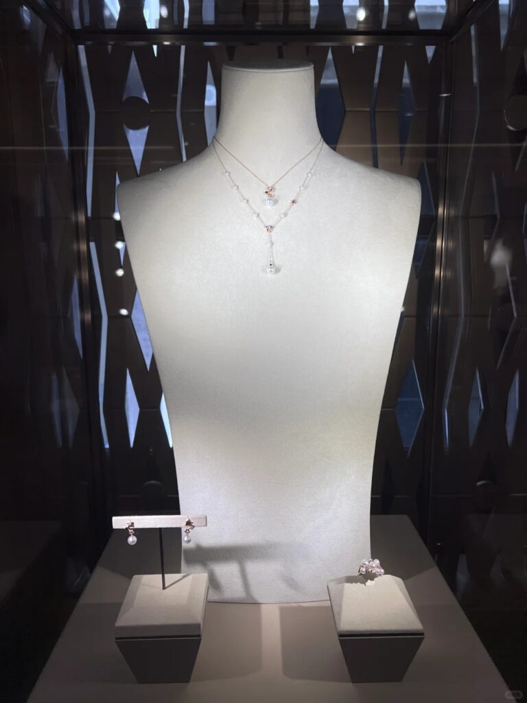 Jewelry Display Materials: Velvet, Metal & Marble Selection