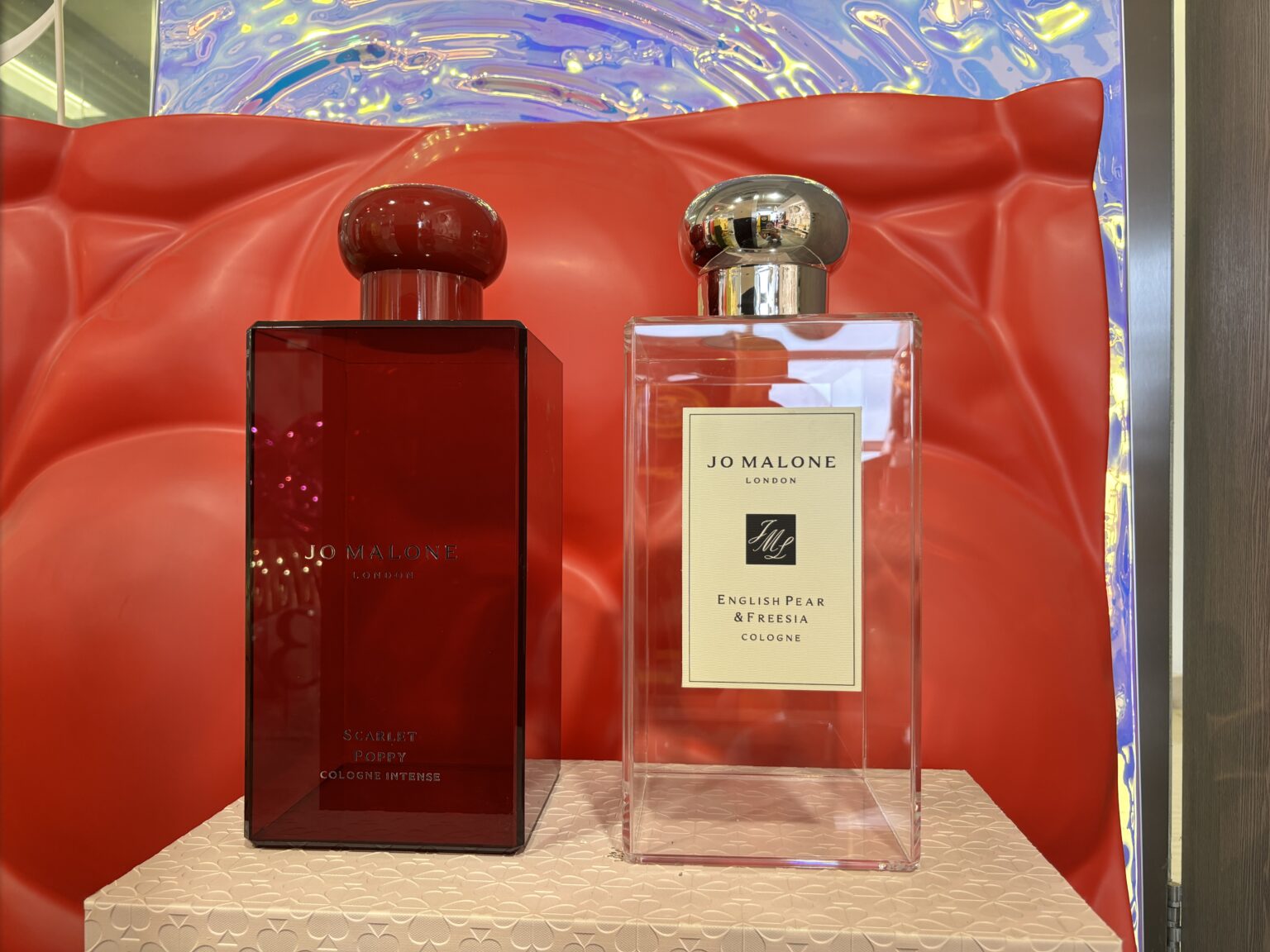 🌬️ How to Display Perfume Bottles Creatively in Retail - Custom POP ...