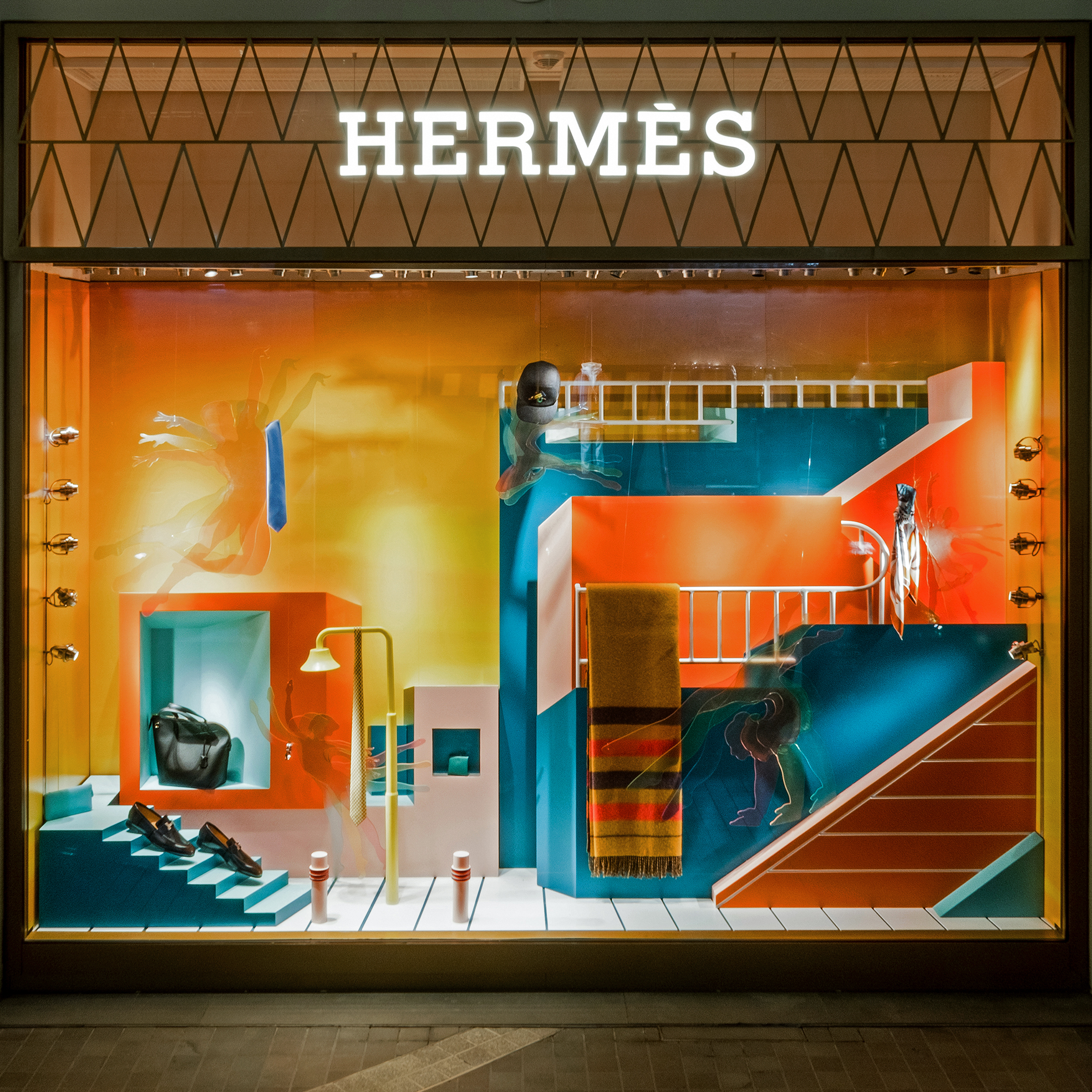 What role does contrast play in making a window display more attractive？