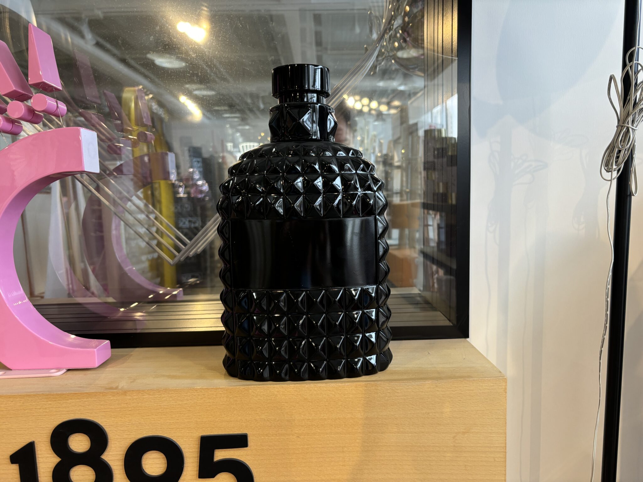 🌬️ How to Display Perfume Bottles Creatively in Retail - Custom POP ...